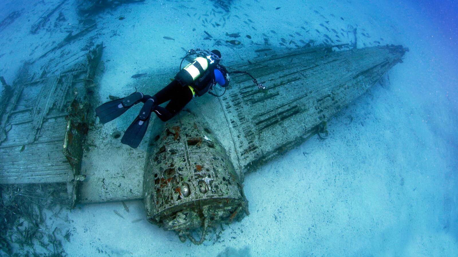 Im Wrack der Douglas DC-3 vor dem Strand Playa de Vargas tauchen ...